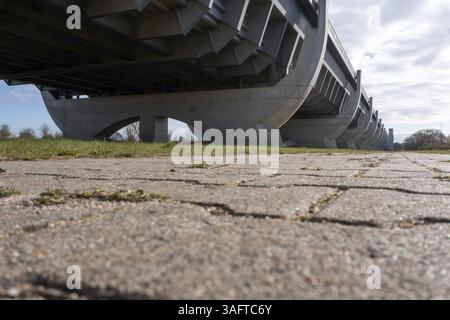 Trough bridge, carries water from the Mittelland Canal over the Elbe ...
