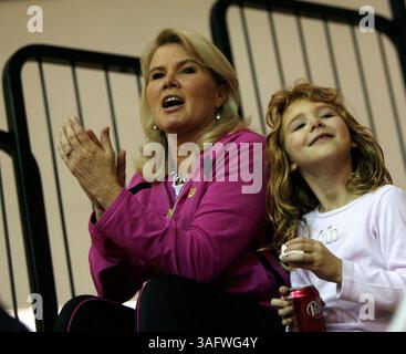 CAPTION: (St. Petersburg, 12/29/2006) Tami Carden (cq-left) and her ...