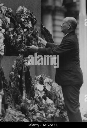 Sir Michael Bruxner - Personalities. November 13, 1939 Stock Photo - Alamy