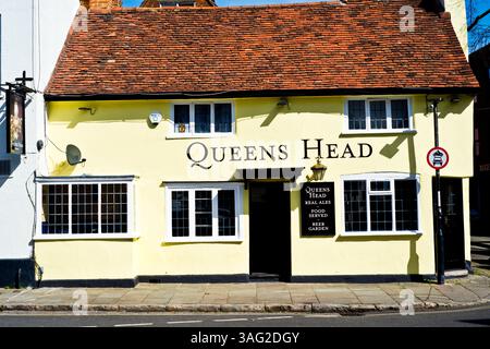 The Queens Head Pub, Temple Square, Aylesbury, Buckinghamshire, England ...