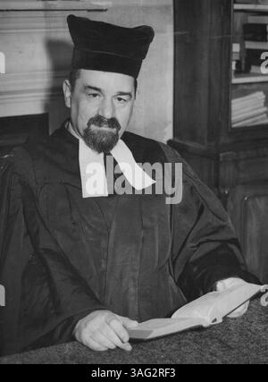 Empire's new chief rabbi keeps up his classes. Photo Shows: Dr. Israel ...