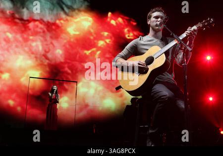 "American Idol" vets Phillip Phillips, foreground, and Jessica Sanchez ...
