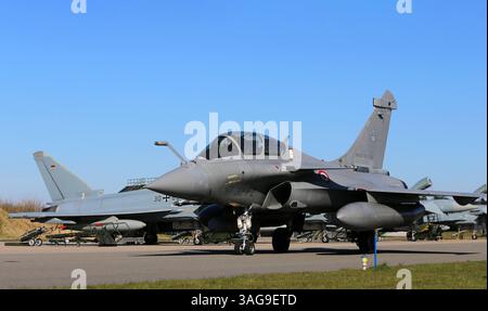 Ein Eurofighter der Luftwaffe auf dem niederländischen Militärflugplatz ...