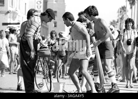 Comedian Peter Pitofsky performing at Venice Beach, CA, USA, 1984 Stock ...