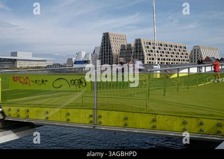 Kopenhagen, Daenemark, DK - Radfahrer auf der Bryggebroen-Bruecke 16.10 ...