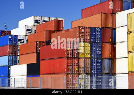 Gestapelte Container im Hamburger Hafen, Deutschland *** Stacked ...