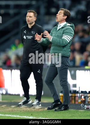 Burnley manager Scott Parker (right) on the touchline during the ...