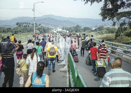 Travellers cross the border from Venezuela in Villa del Rosario ...