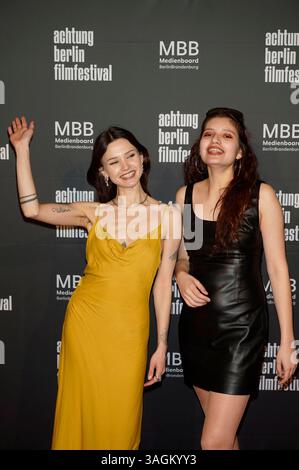 Gaia Arellano Reynoso und Alexandra Johansson bei der Premiere des ...