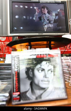 Jul 08, 2009 - Shibuya-ku, Tokyo, Japan - Fans mourn the King of Pop at Tower Records Shibuya ...