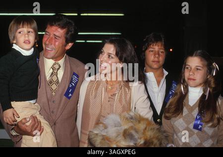 ROBERT FULLER with wife PATRICIA LEE LYON 1981.# 11958.Photo by Phil ...
