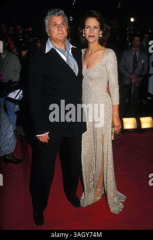 Dec. 00, 1995 - JAMIE LEE CURTIS WITH DAUGHTER ANNIE GUEST 1995.# 17140 ...