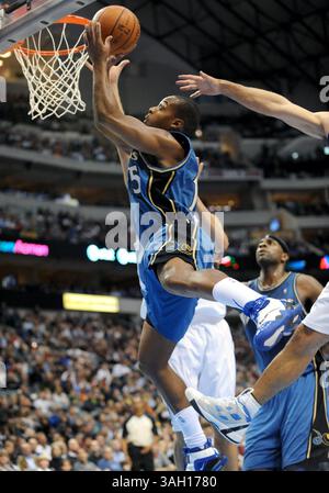 Washington Wizards guard Randy Foye (15) is guarded by Los Angeles ...