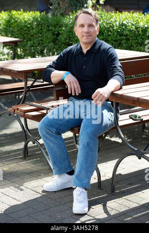 Schauspieler Stefko HANUSHEVSKY spielt die Rolle des Carsten Heinrich ...