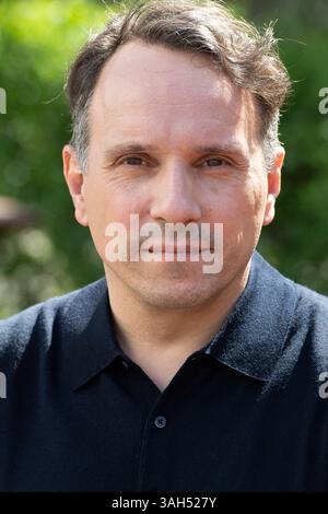 Schauspieler Stefko HANUSHEVSKY spielt die Rolle des Carsten Heinrich ...