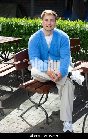 Schauspieler Timmi TRINKS spielt die Rolle des Mark Neumann ...