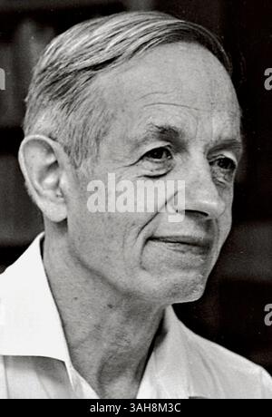 A BEAUTIFUL MIND, Mathematician John Nash (second from left), Alicia ...