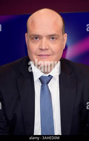 Robin Alexander in der ARD-Talkshow maischberger im Studio Berlin ...