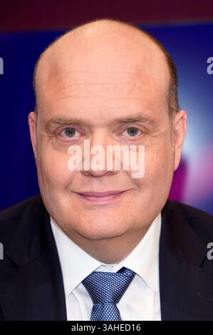 Robin Alexander in der ARD-Talkshow maischberger im Studio Berlin ...