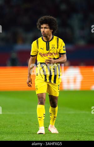 Karim Adeyemi (Borussia Dortmund, #27) trifft im Zweikampf mit Jonathan ...