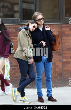 Anne Hathaway and her Husband Adam at the NY Knicks game with her two ...