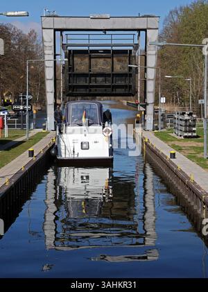 Mirow, Germany. 10th Apr, 2025. The first water hikers are on their way ...
