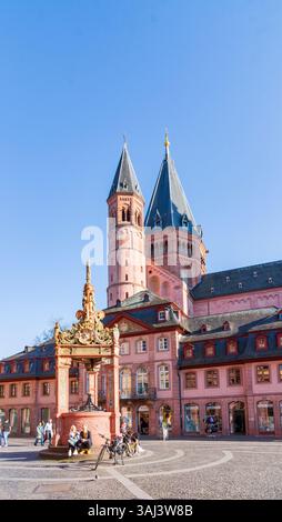 Markt in Mainz, Rheinland-Pfalz, Menschen und Marktstaende auf dem ...