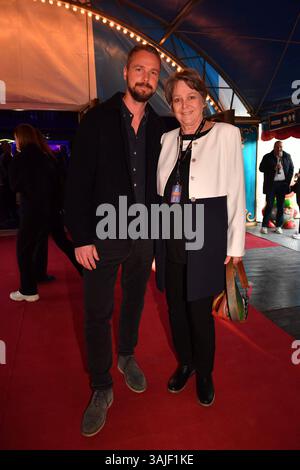 Ramona Leiss mit Sohn Sascha / Premiere / Circus Krone / Farbenspiel ...