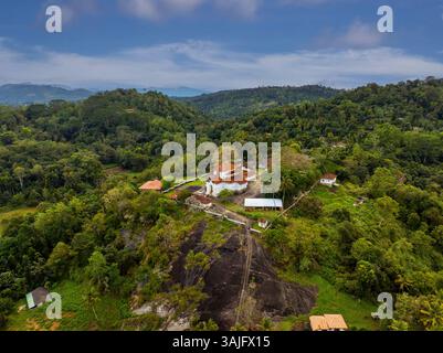 Sri Lankathilake Rajamaha Viharaya, an ancient Buddhist temple in ...