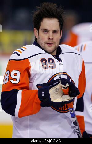 New York Islanders' Mike Comrie, center, gets pinned between Calgary ...