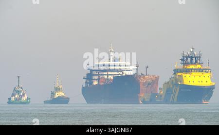 The tanker Stena Immaculate is towed into the Port of Great Yarmouth ...