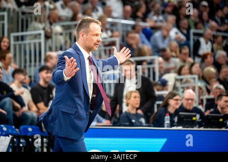 Janis Gailitis (SYNTAINICS MBC, Trainer) beim besprechen der Taktik in ...