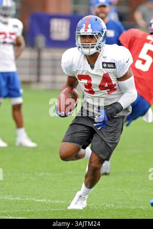 New York Giants running back Devontae Booker (28) runs against the ...