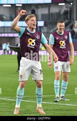 Zian Flemming of Burnley celebrates the win with the fans during the ...