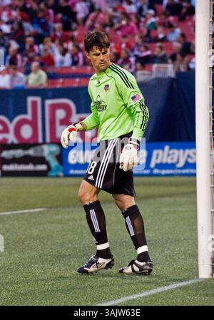 Dynamo's goalie Pat Onstad (18) looks for the free kick in the season ...