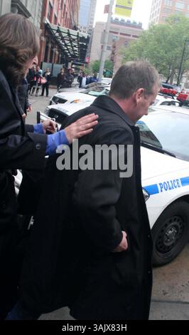 Kiefer Sutherland leaving the New York City Police Department 1st ...