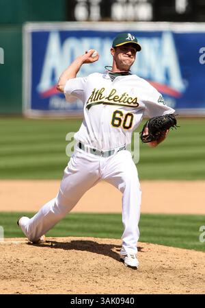 Toronto Blue Jays pitcher Jeff Hoffman (23) delivers a pitch against ...