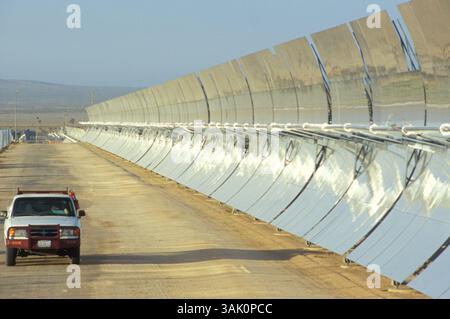 SEGS solar thermal energy electricity plant with parabolic mirrors ...