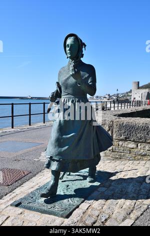 The statue of famous fossil hunter Mary Anning by Denise Dutton at Lyme ...
