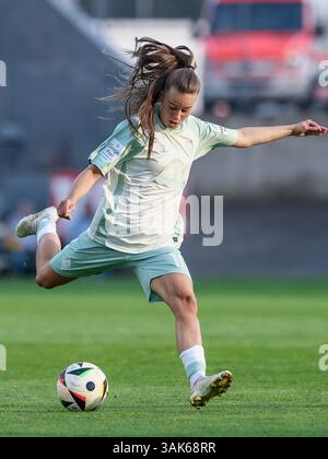 Essen, Deutschland. 11th Apr, 2025. v.li.: Spielerinnen des SV Werder ...