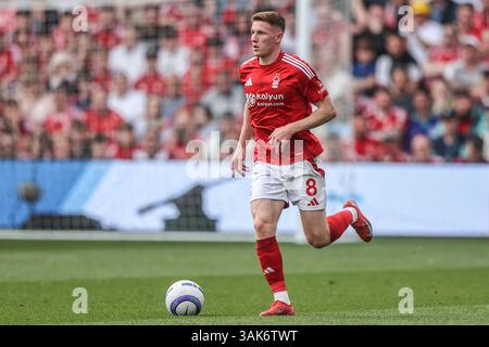 Elliot Anderson of Nottingham Forest breaks with the ball during the ...