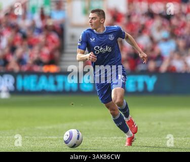 Vitaliy Mykolenko of Everton breaks with the ball during the Premier ...