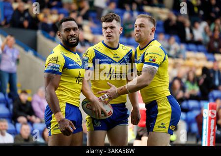 Warrington Wolves' Matt Dufty (centre) on the ball during the Betfred ...