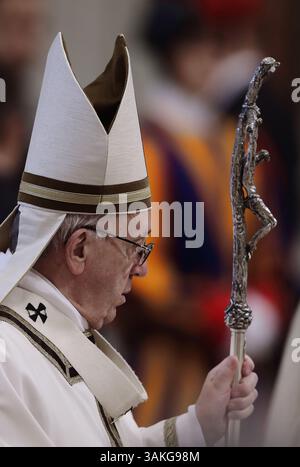 Pope Francis celebrates the Chrism Mass of Easter on Holy Thursday in ...