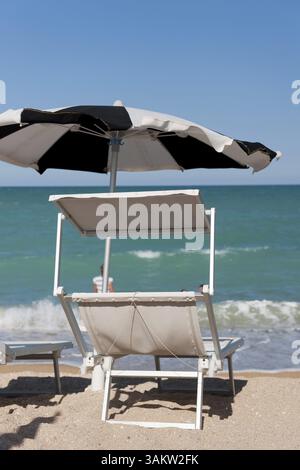 Empty sunbeds ready for a good beach vacation Stock Photo - Alamy