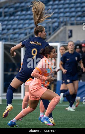 Seattle Reign FC forward Jordyn Huitema (9) and Urawa Red Diamonds ...