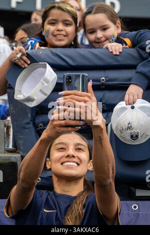 United States midfielder Sam Meza (10) and Canada forward Anabelle ...