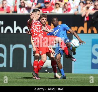 Bazoumana Toure (29; TSG Hoffenheim) im Zweikampf mit Ritsu Doan (20 ...