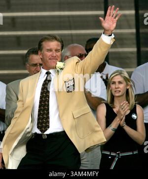 Former Denver Broncos quarterback John Elway looks on during an NFL ...