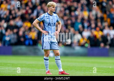 Lucas Bergvall of Tottenham Hotspur on the ball during the Premier ...